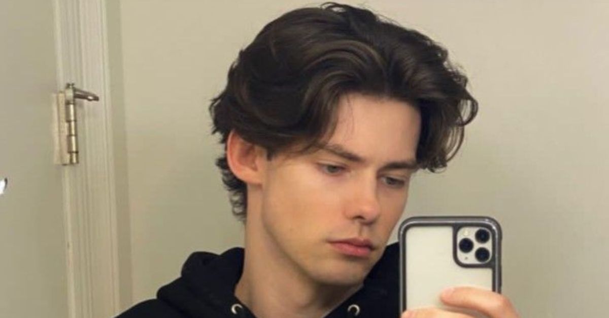 25 Wavy Middle Part Styles Every Man Should Try